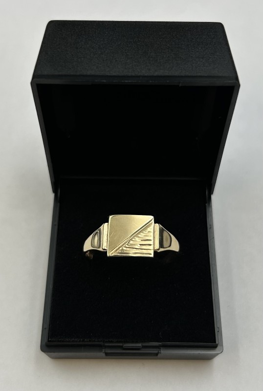 9Ct Square Signet Ring Ring Size Z1 | 033300400640 | Cash Converters
