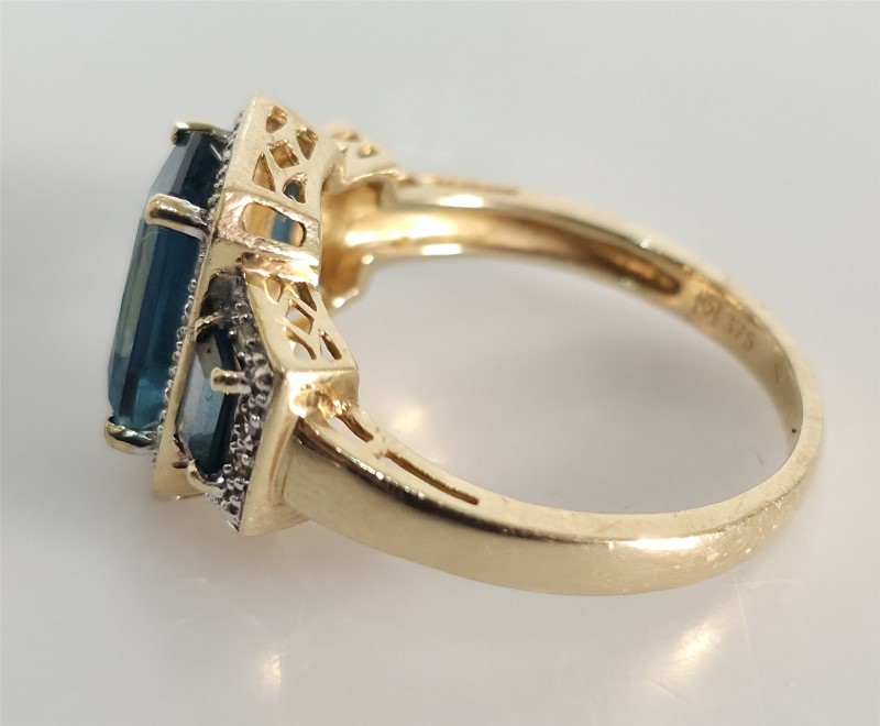 9Ct Yellow Gold .09Ct Diamond & Aquamarine Cluster Ring Yellow Gold ...