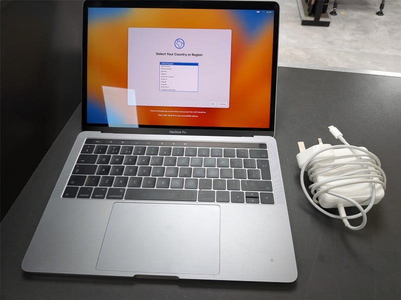 Apple Touch Bar Macbook Pro i5 8GB 256GB 2017 Intel Core i5 8GB 2017 ...