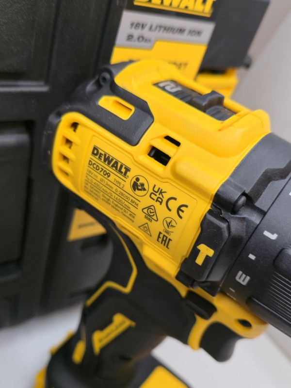 Combi Drill Dewalt Dck2062d2t-GB 18V Xr Brushless Twin Pack Dcd709 ...