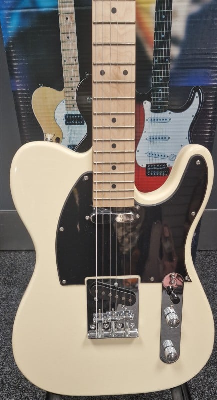 Electric Guitar Freshman T Single Cutaway Guitar Pack Inc Amp, Tuner ...