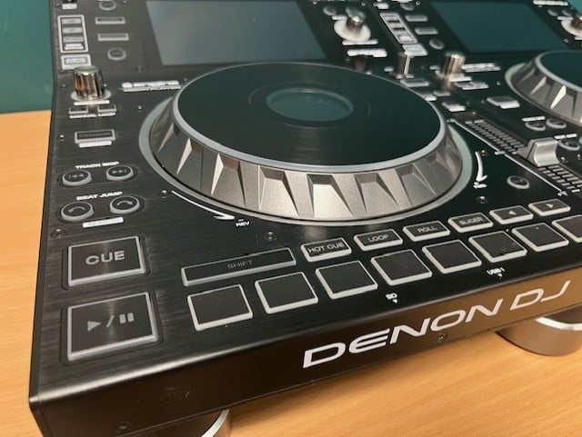 DJ CD Decks Denon Dj Sc5000 Prime X 2 One Screen Slight Fade In Light ...