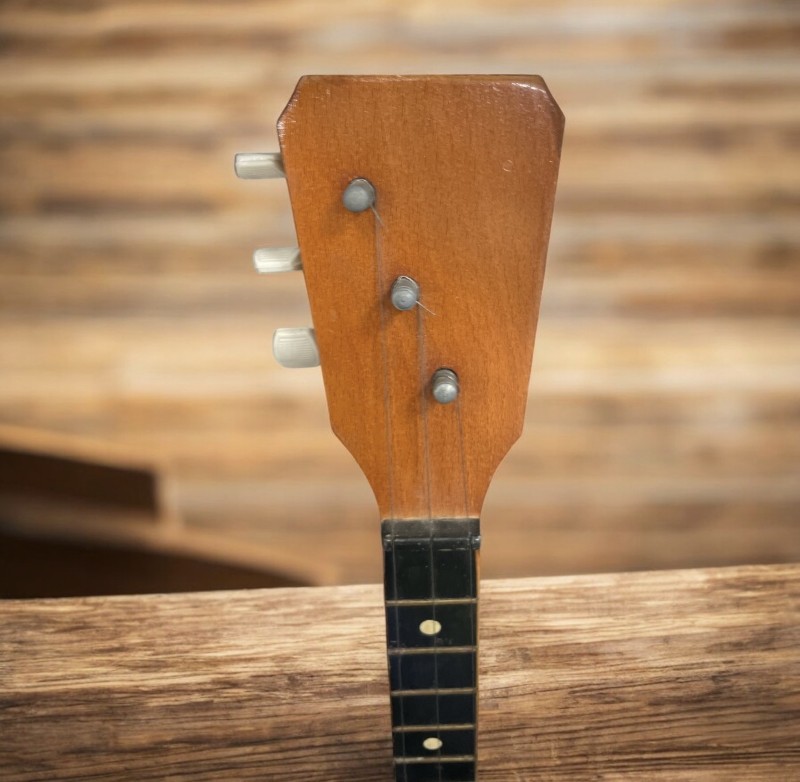 Balalaika Vintage Instrument Brown | 058900021670 | Cash Converters