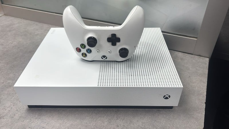 Xbox One S - With Controller Xbox One S All-Digital Silver ...
