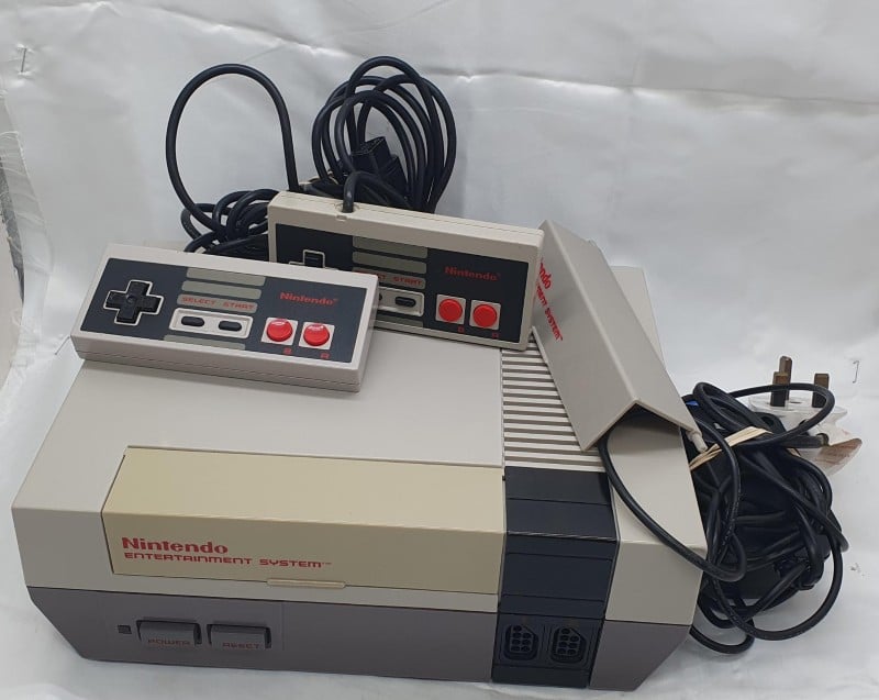 Nintendo Entertainment System (NES) Grey | 046000122941 | Cash Converters
