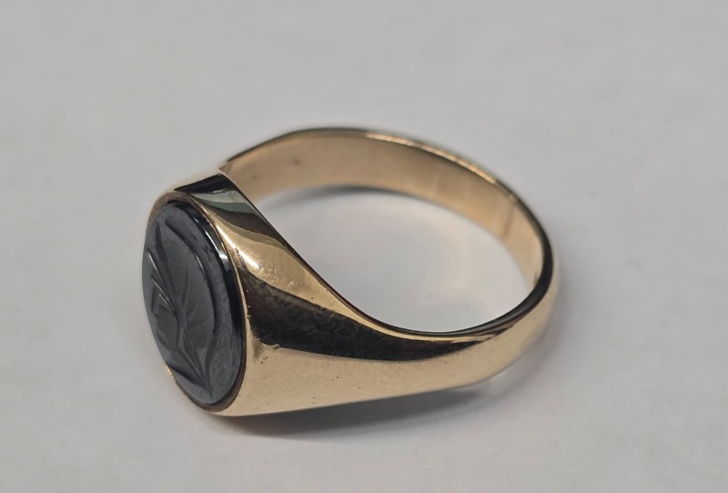 9ct Centurion Hematite Signet Yellow Gold Mens Ring Size U½ ...