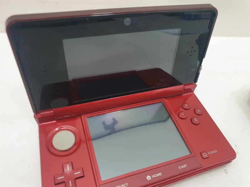 Nintendo 3DS Red | 027600122120 | Cash Converters