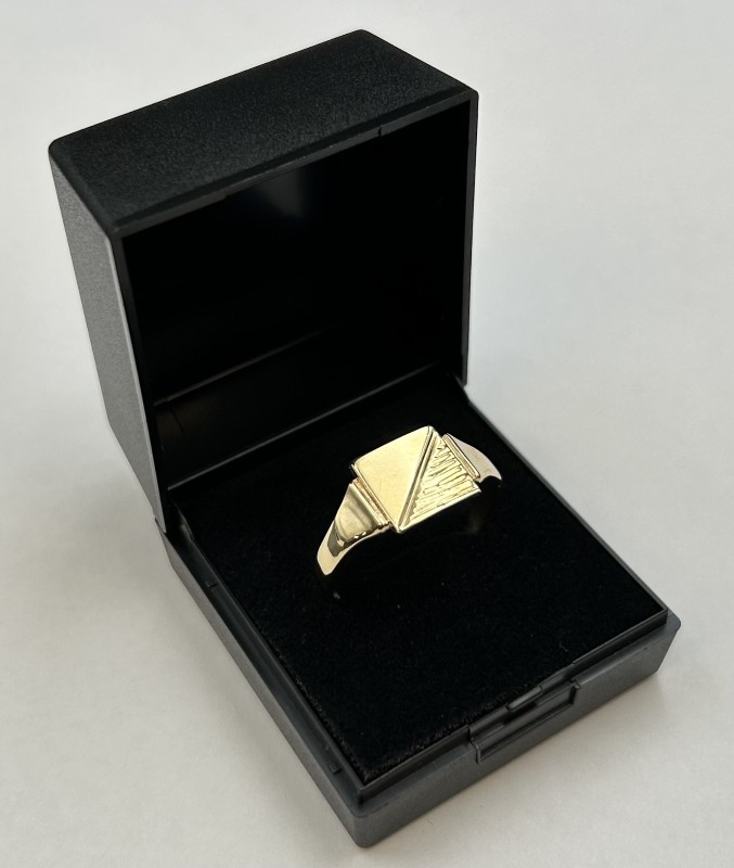 9Ct Square Signet Ring Ring Size Z1 | 033300400640 | Cash Converters