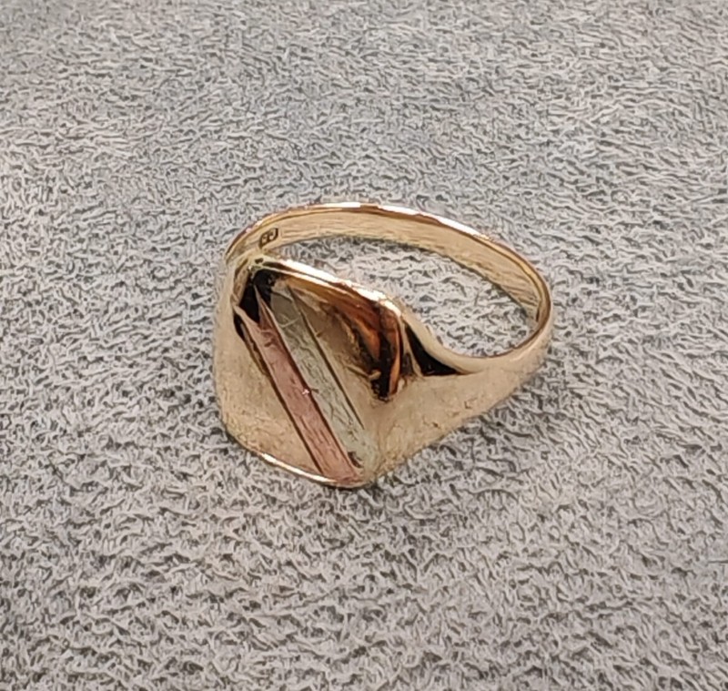 9ct Signet Yellow Gold Ring Size R½ | 048800232939 | Cash Converters