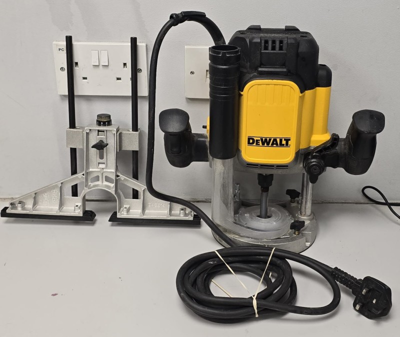 Dewalt Dwe625 240V Corded Router With Guide | 044200059778 | Cash ...
