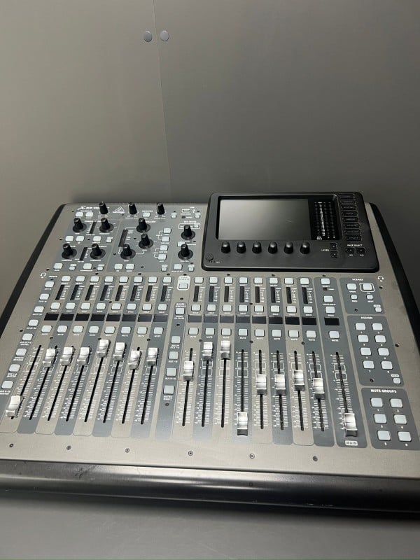 DJ Mixer Behringer | 047300088040 | Cash Converters